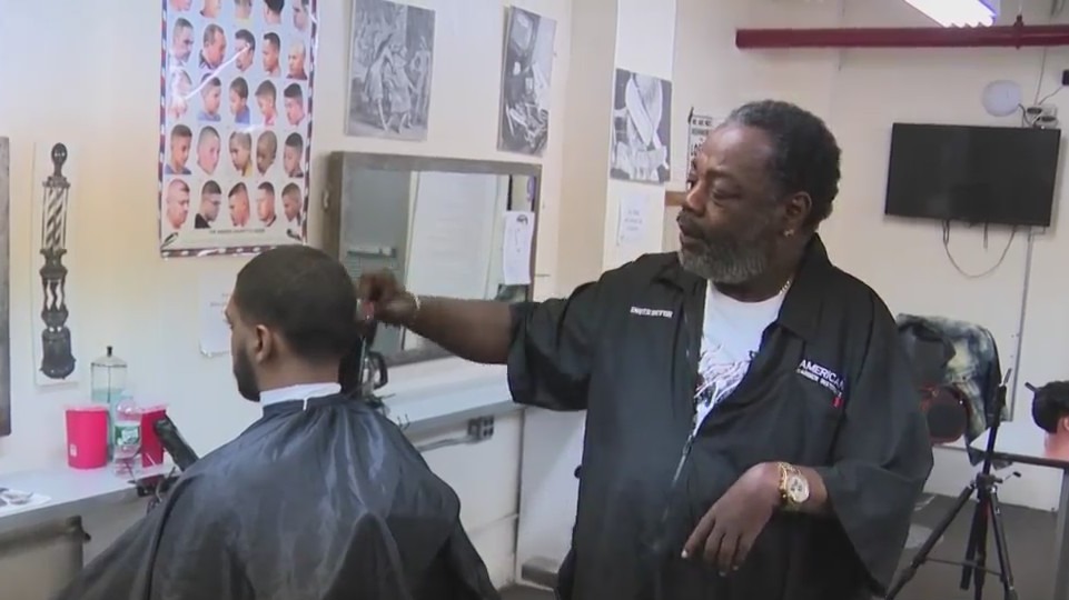 One armed barber makes the cut in New York – PIX11