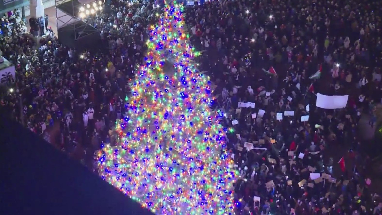 Lights! Camera! Santa! Portland holiday tree sparkles – KOIN.com