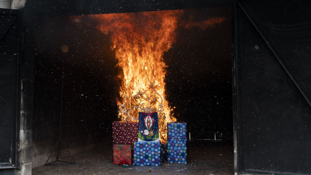 Fire engulfs Christmas tree in holiday safety demo – WFLA