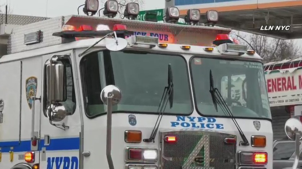 NYPD officers shoot Bronx man who held knife against mother’s neck – PIX11