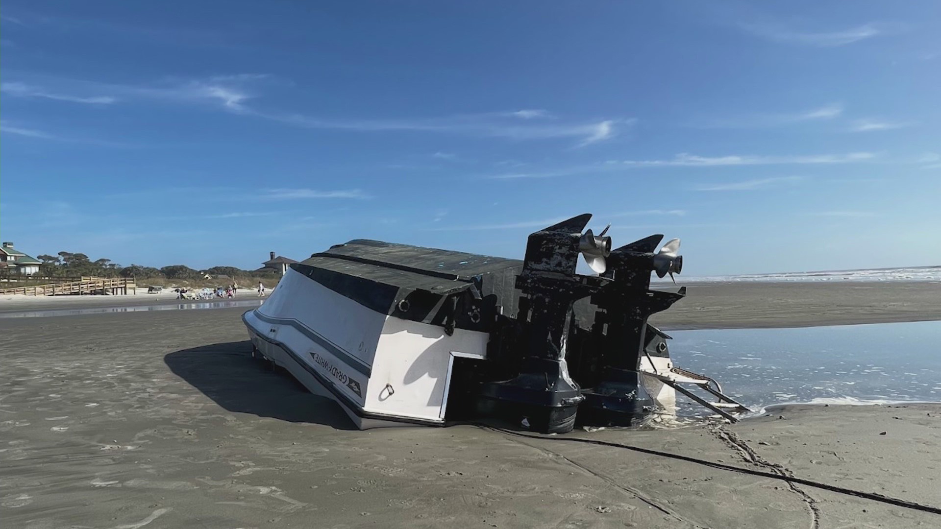 Capsized boat washes ashore on Kiawah Island – WCBD News 2