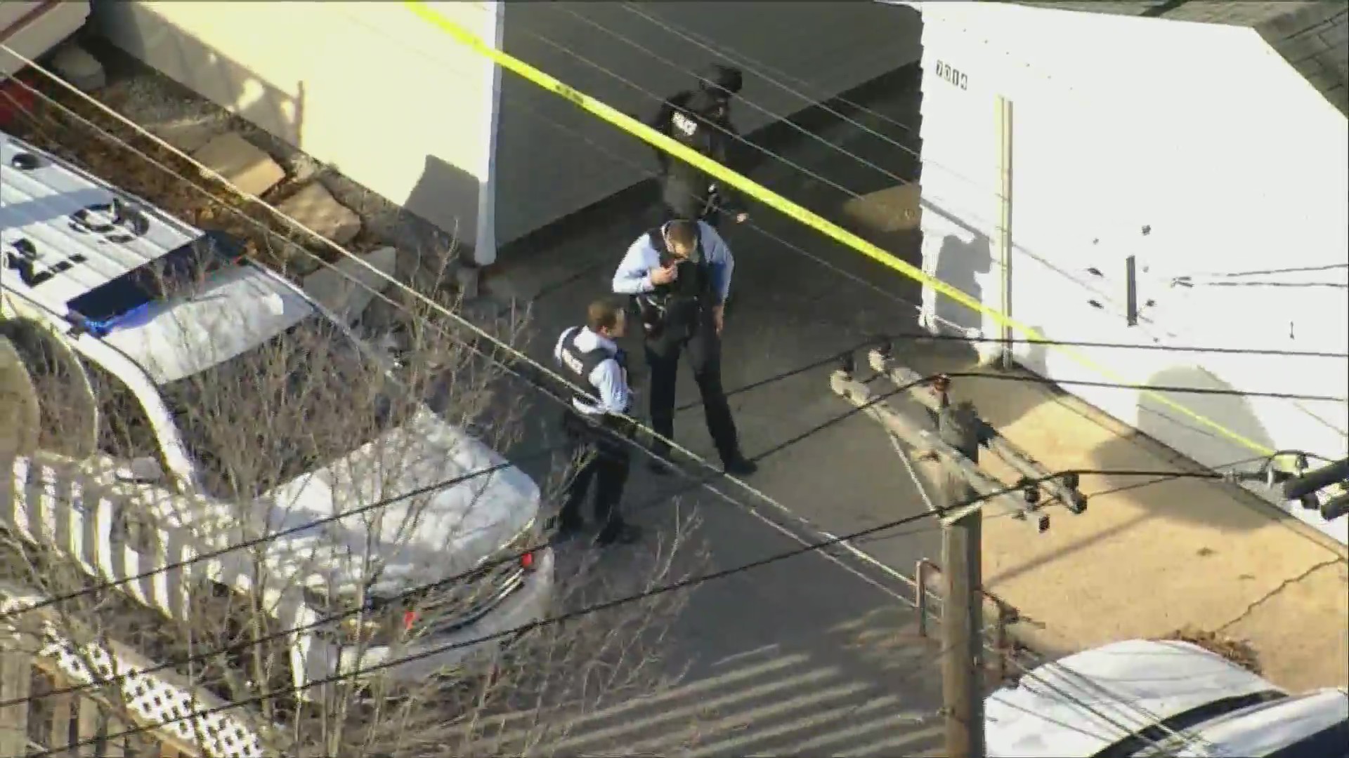 Teens arrested after police fire shots at car clouting suspects – FOX 2