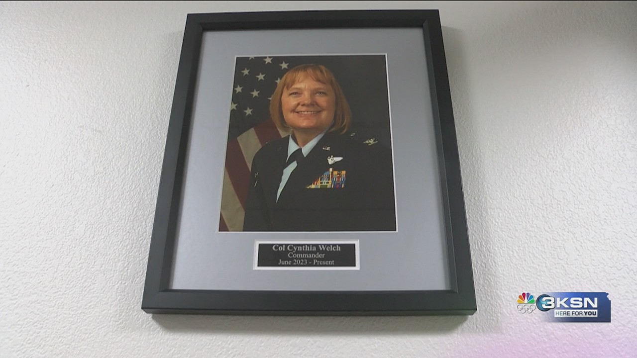 Woman makes history as first female commander of McConnell Reserves ...