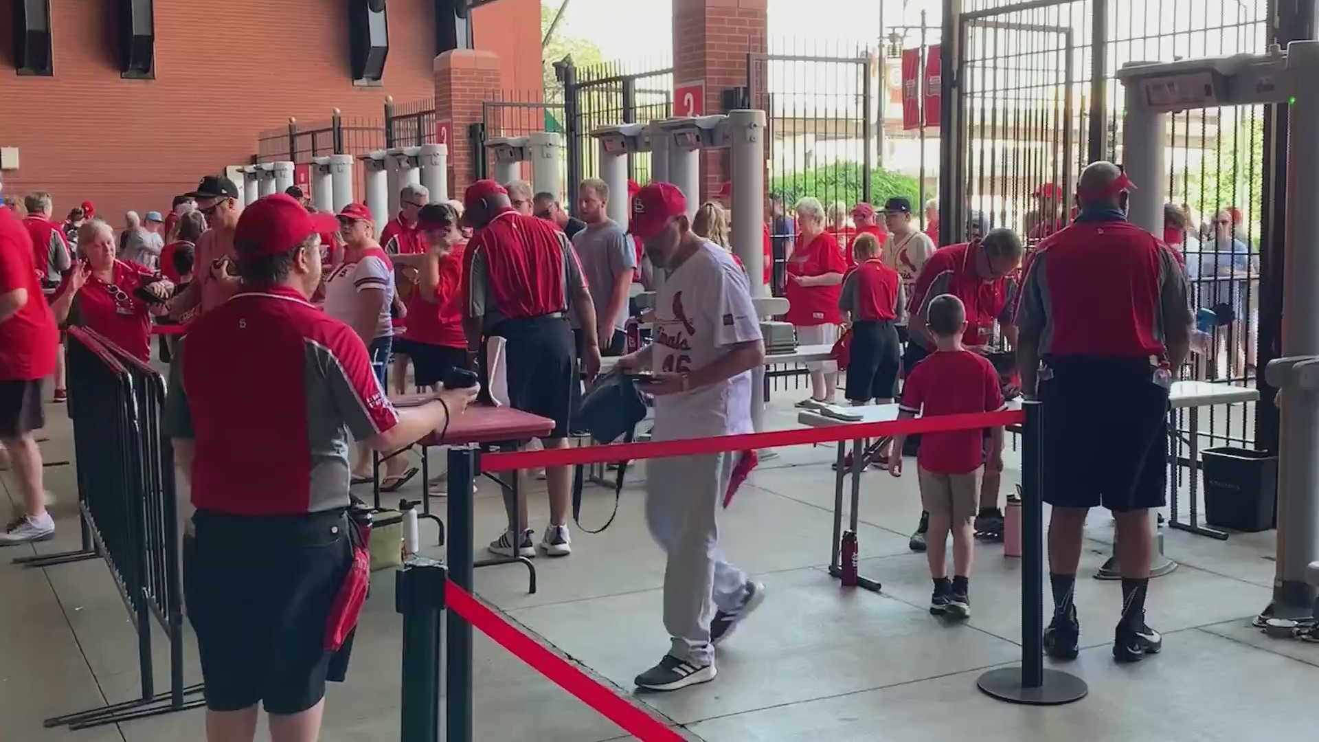 Baseball fans brave the heat to watch Cardinals at Busch Stadium – FOX 2