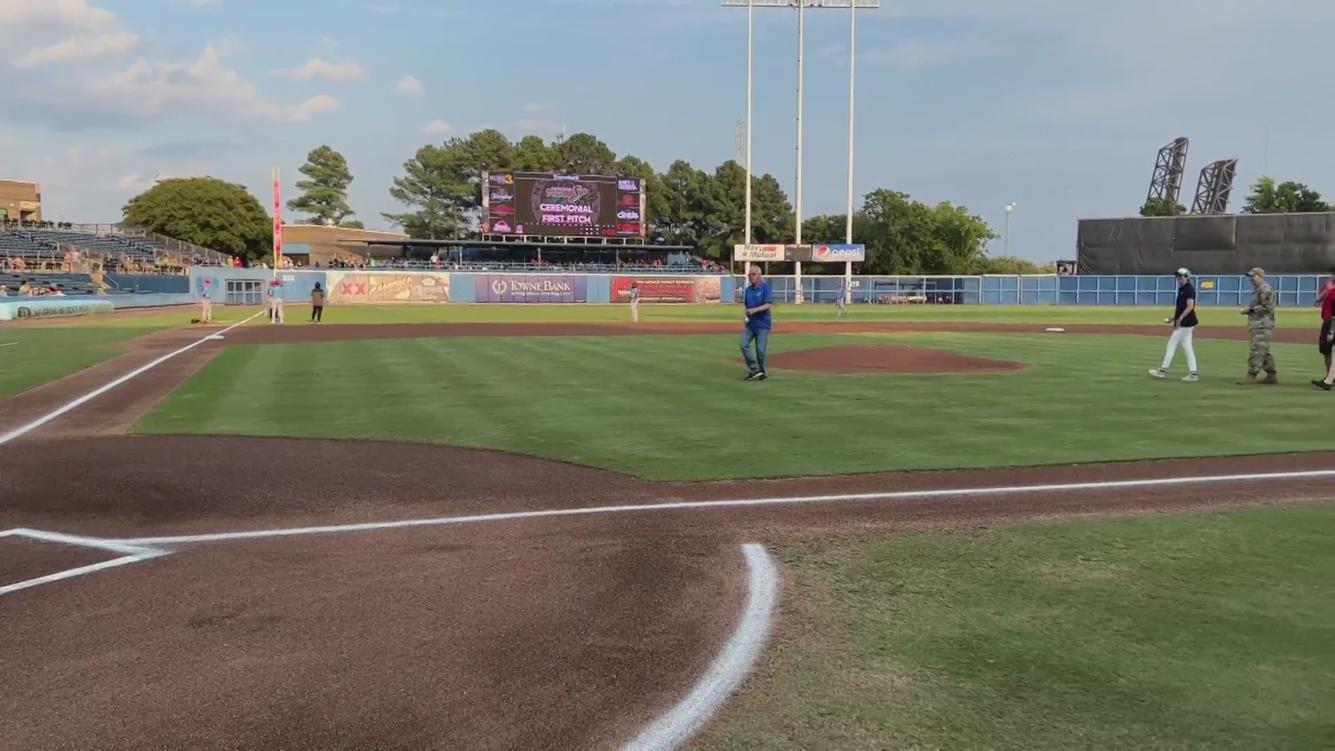 Don Slater throws out first pitch at Tides game – WAVY.com
