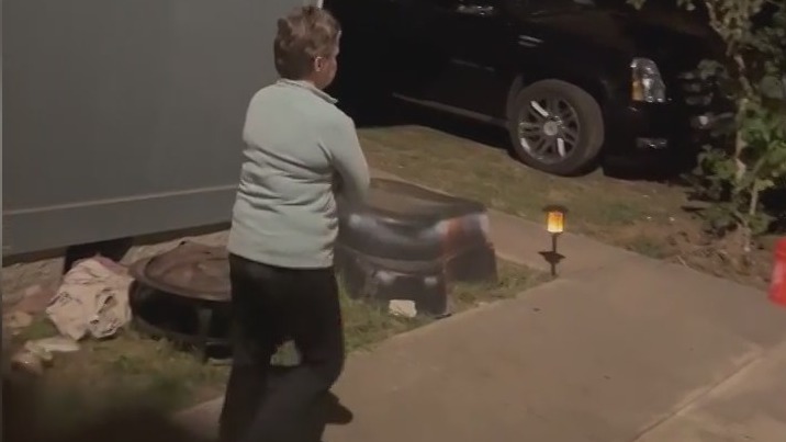 Woman jumps from car to escape kidnapper – PIX11