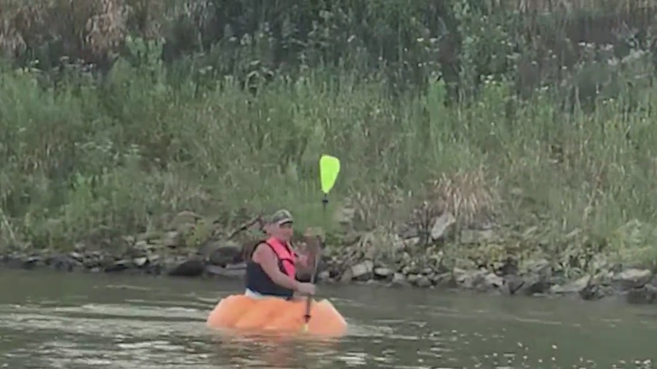 Nebraska man celebrates 60th birthday boating in 846 lb. pumpkin ...