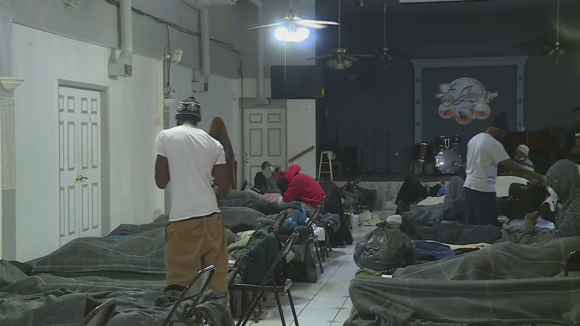 Extreme cold pushes St. Louis homeless shelters to capacity – FOX 2