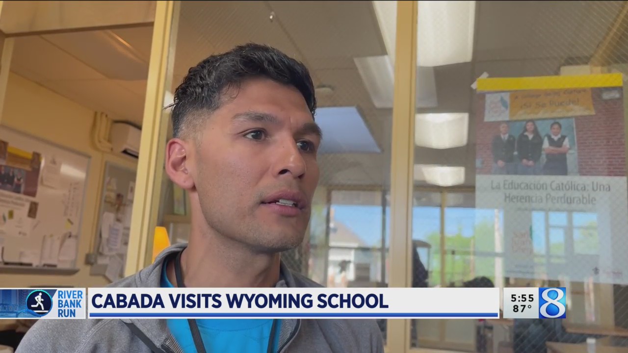 Fernando Cabada visits kids at Wyoming school – WOODTV.com