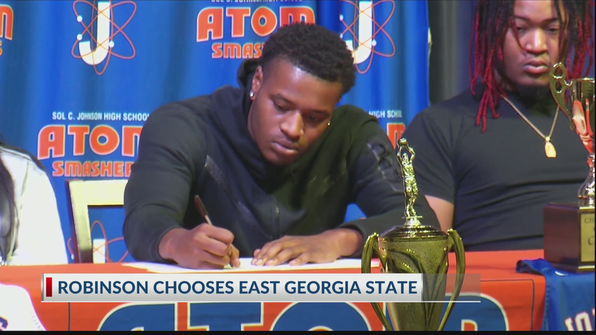 Malachi Robinson signs – WSAV-TV
