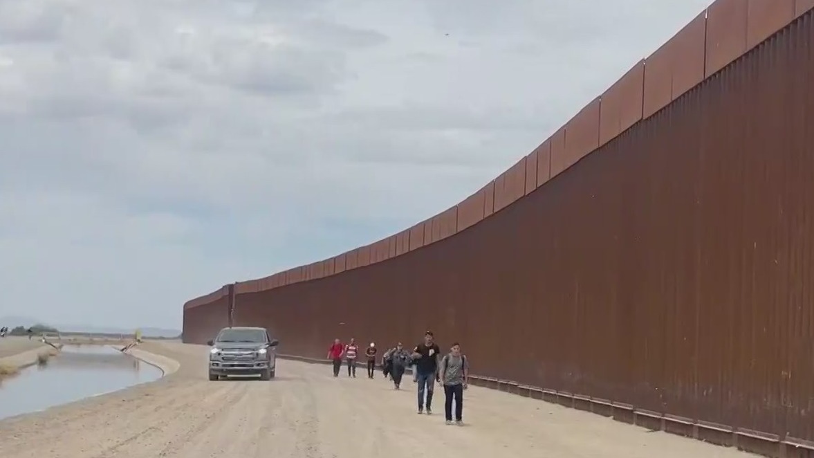 Human smuggling continues along southern border | Elizabeth Vargas ...