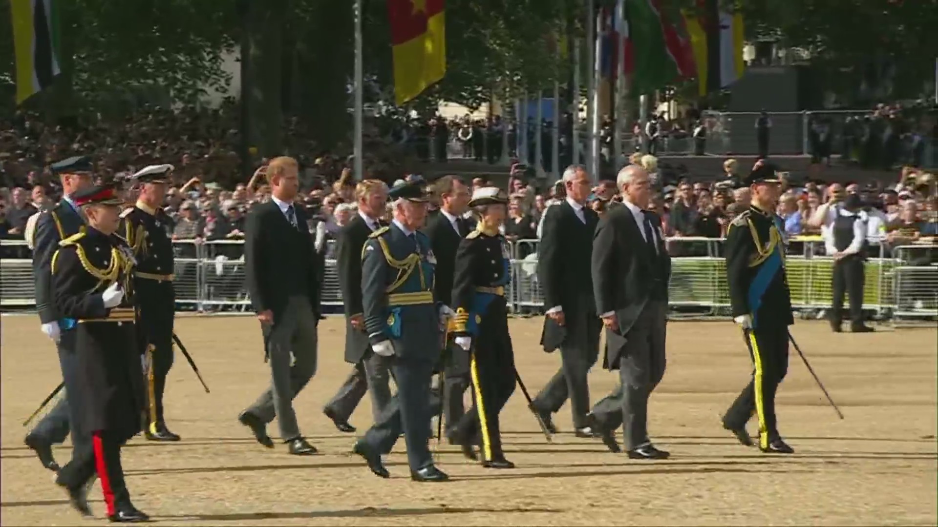 Crowds flock to see queen’s coffin procession – Fox 8 Cleveland WJW