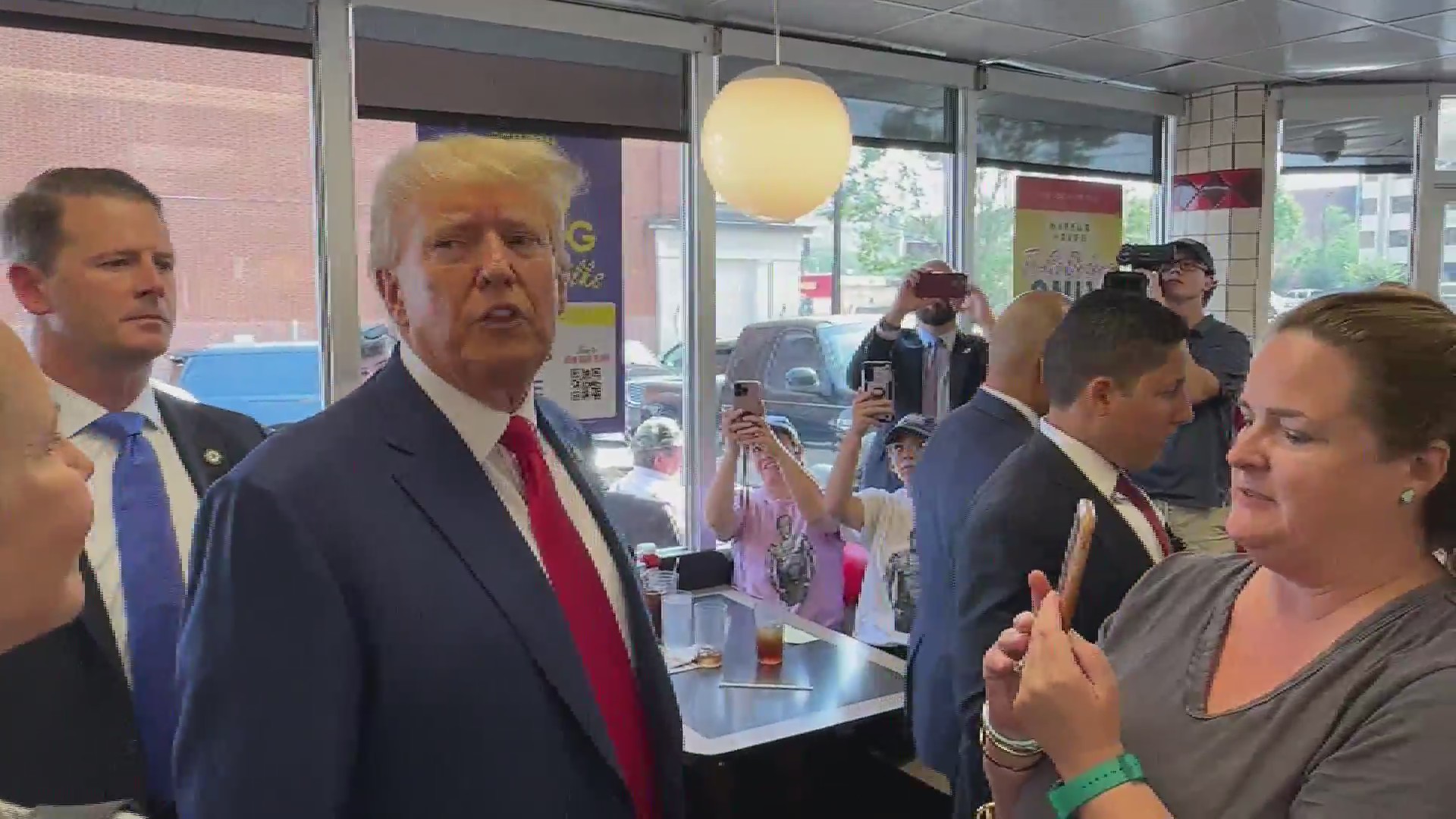 Donald Trump makes stop at Columbus Waffle House on campaign trip to ...