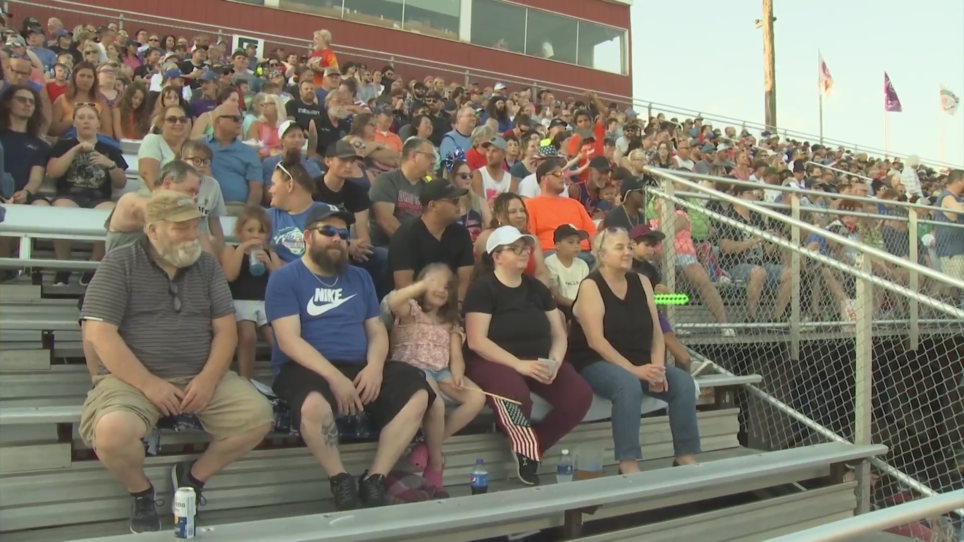 Race fans pack the Rockford Speedway for ‘Spirit of ’76 Night ...