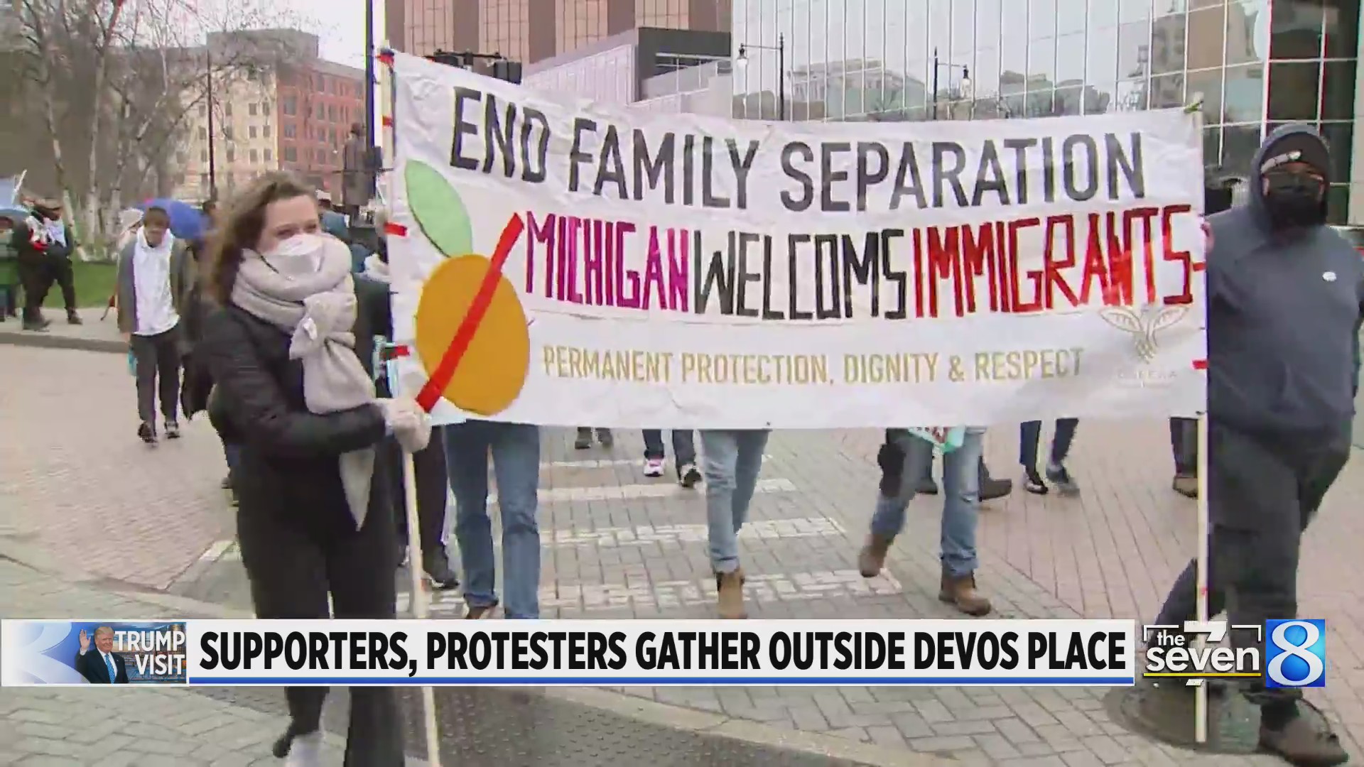 Pro-immigrant rally held during Trump’s visit to Grand Rapids – WOODTV.com