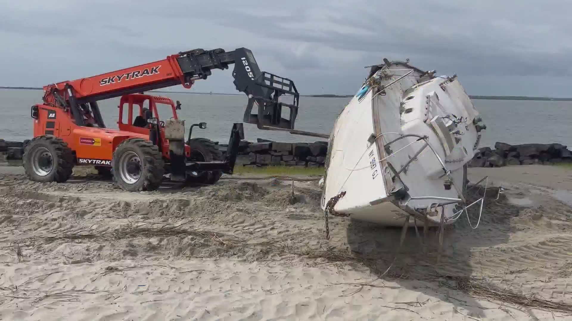 Derelict boat removed from Sullivan’s Island beach – WCBD News 2