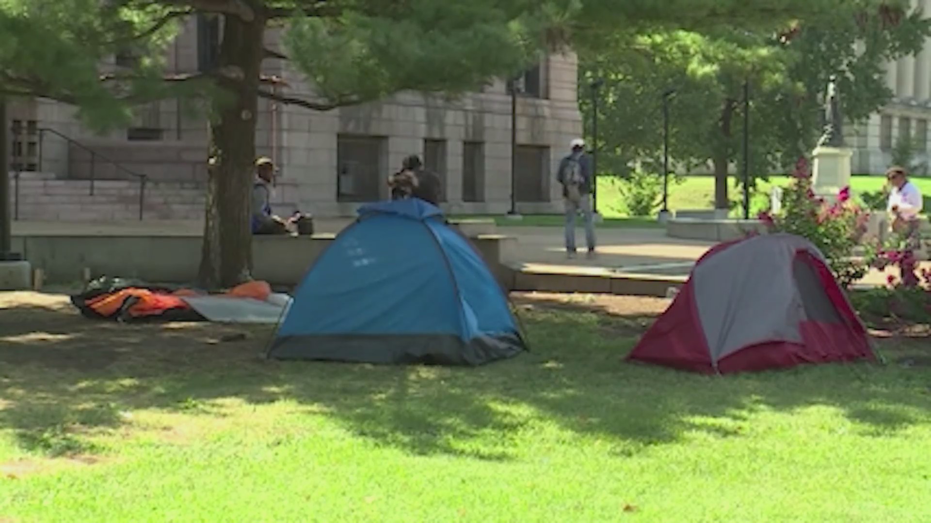 Helping the homeless outside St. Louis City Hall – FOX 2