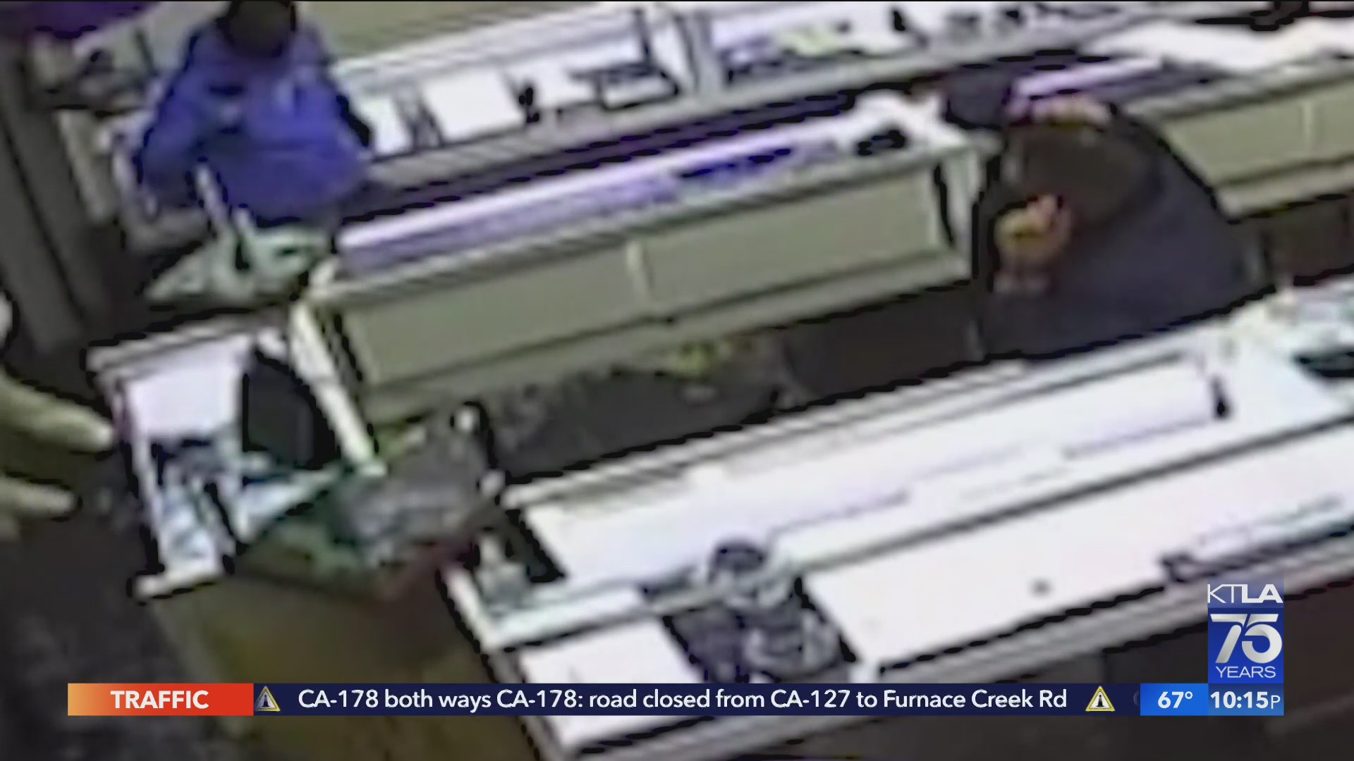 Jewelry Store Clerks Fight Back Against Smash And Grab Robbers With