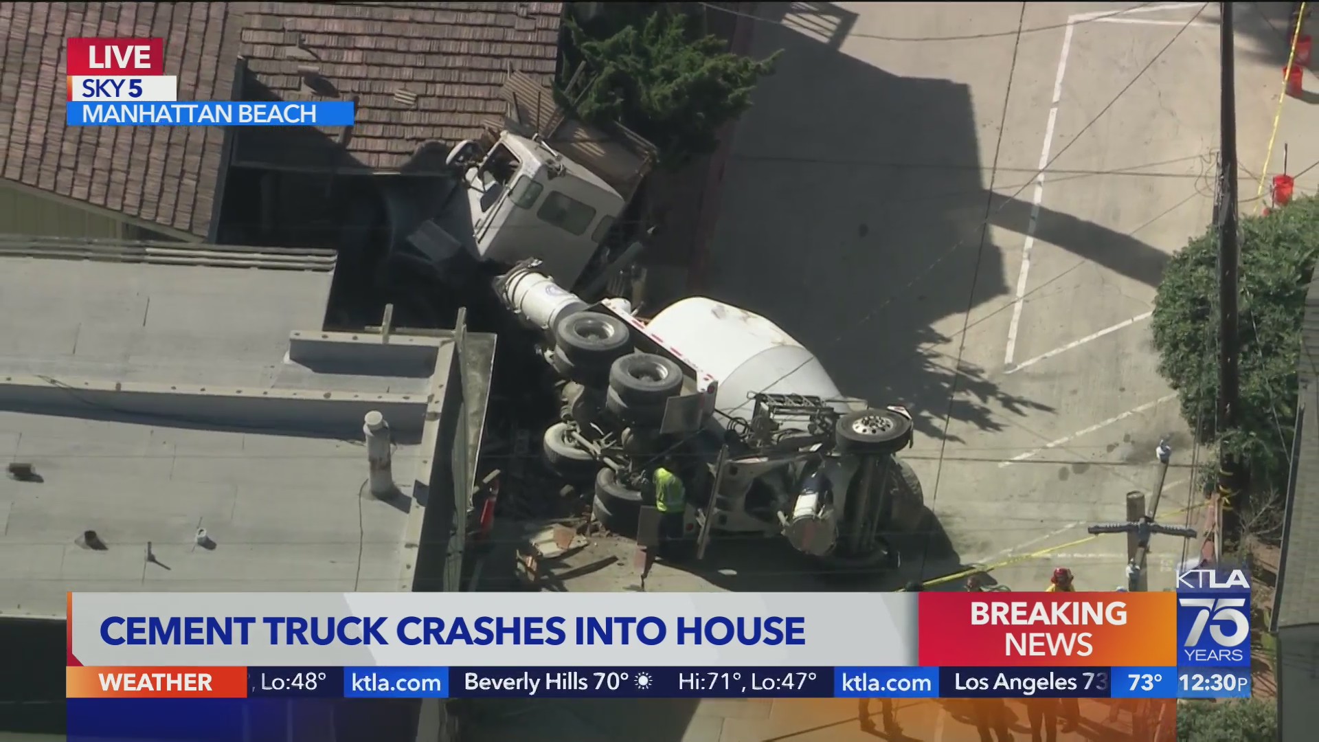 Cement truck crashes into house in Manhattan Beach – KTLA