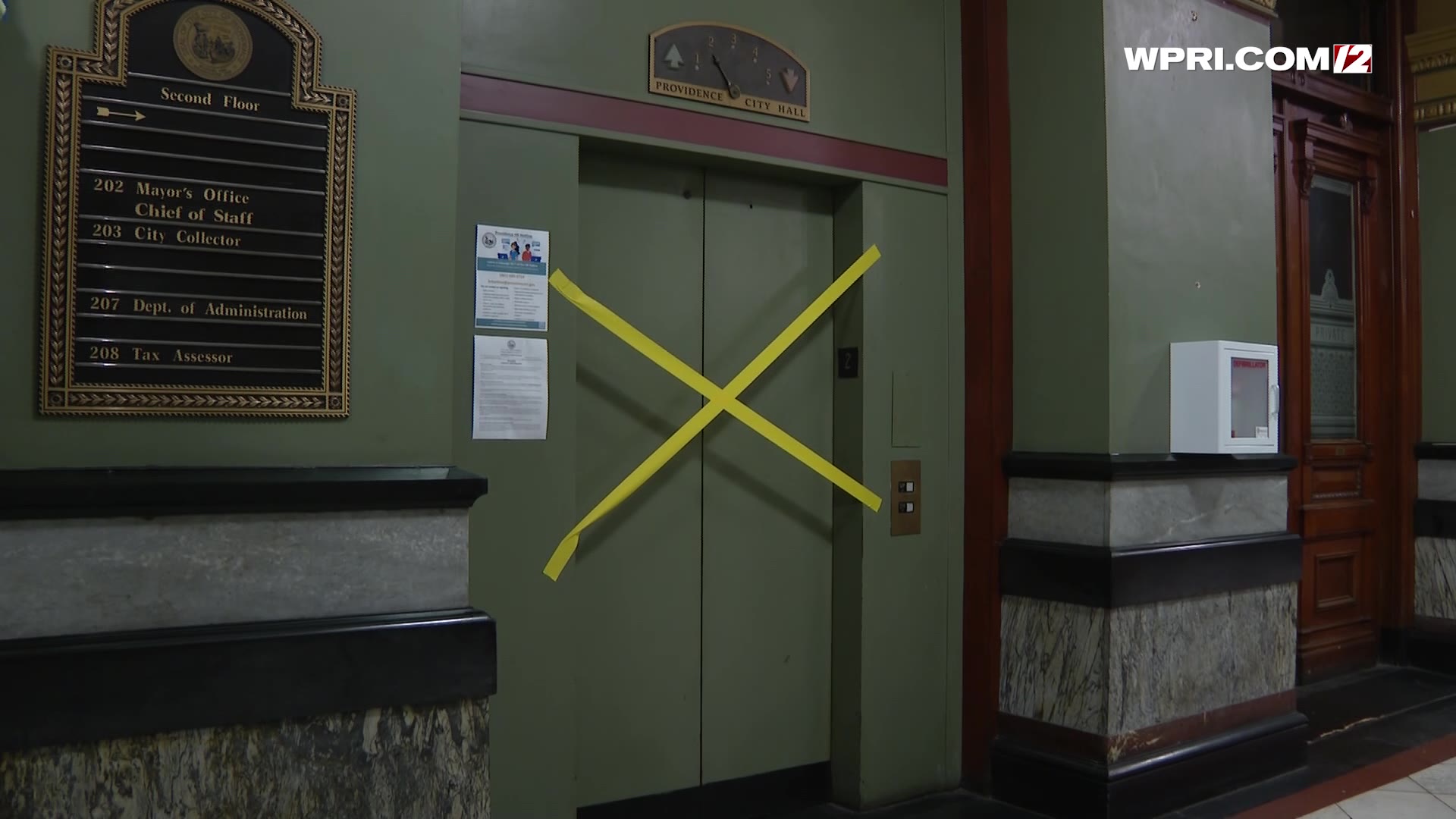 VIDEO NOW: City hall elevator falls 2 floors with mechanic inside it ...