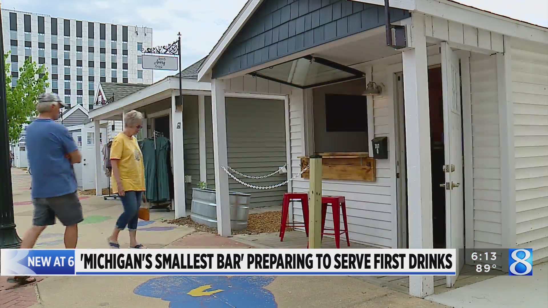 ‘Michigan’s Smallest Bar’ has a few seats, drinks to-go – WLNS 6 News