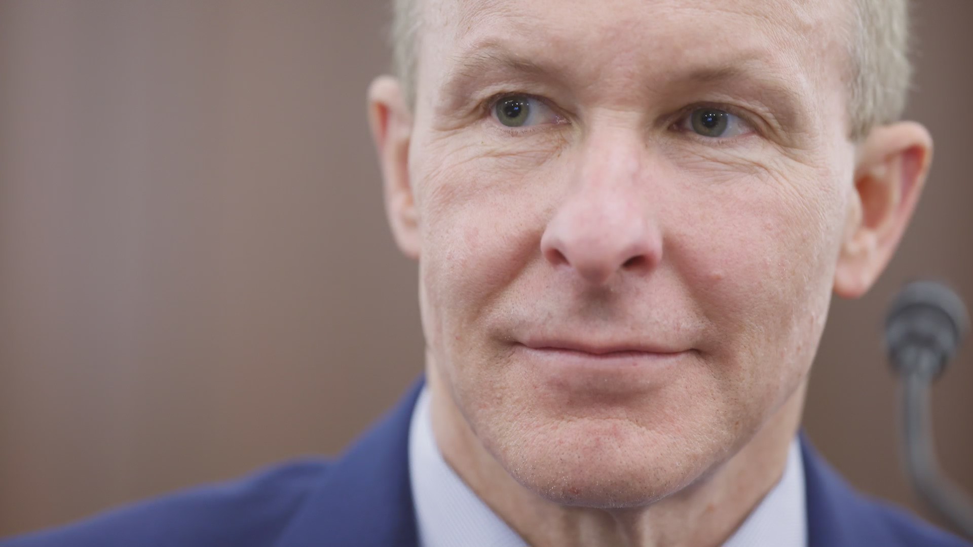 United Airlines CEO apologizes after taking private jet during flight ...