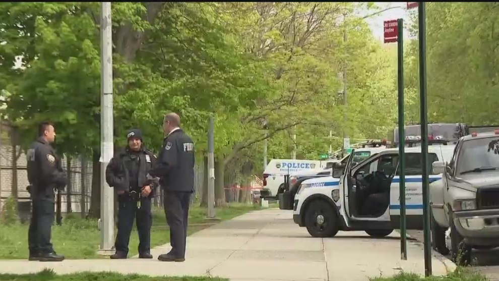 Police standoff shuts down Brooklyn neighborhood – PIX11