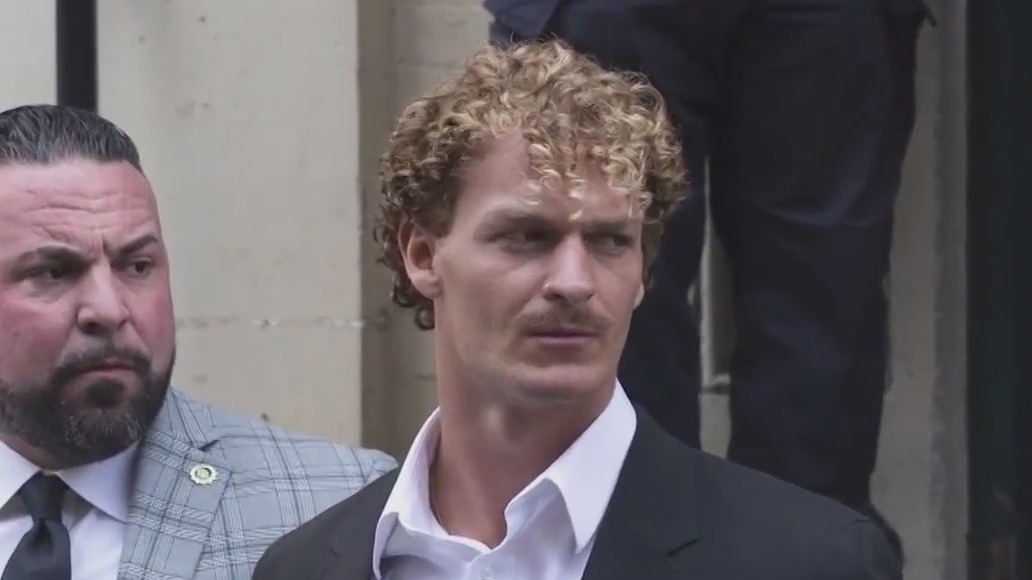 Daniel Penny returns to court in NYC subway chokehold death case ...