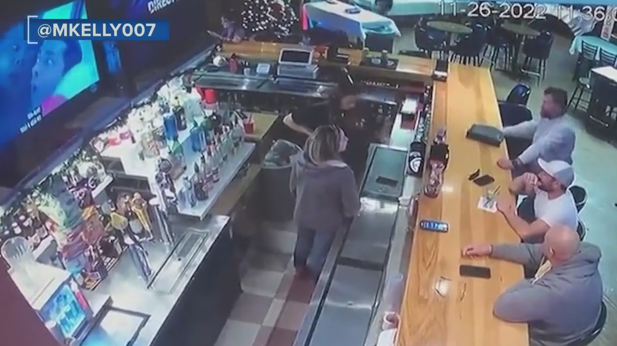 Texas lawyer caught on camera trying to kill ex-girlfriend at bar | Rush Hour – NewsNation