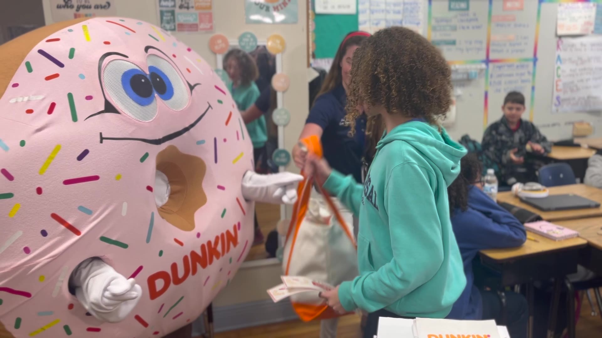 Tampa elementary students get surprise from Dunkin’ – WFLA