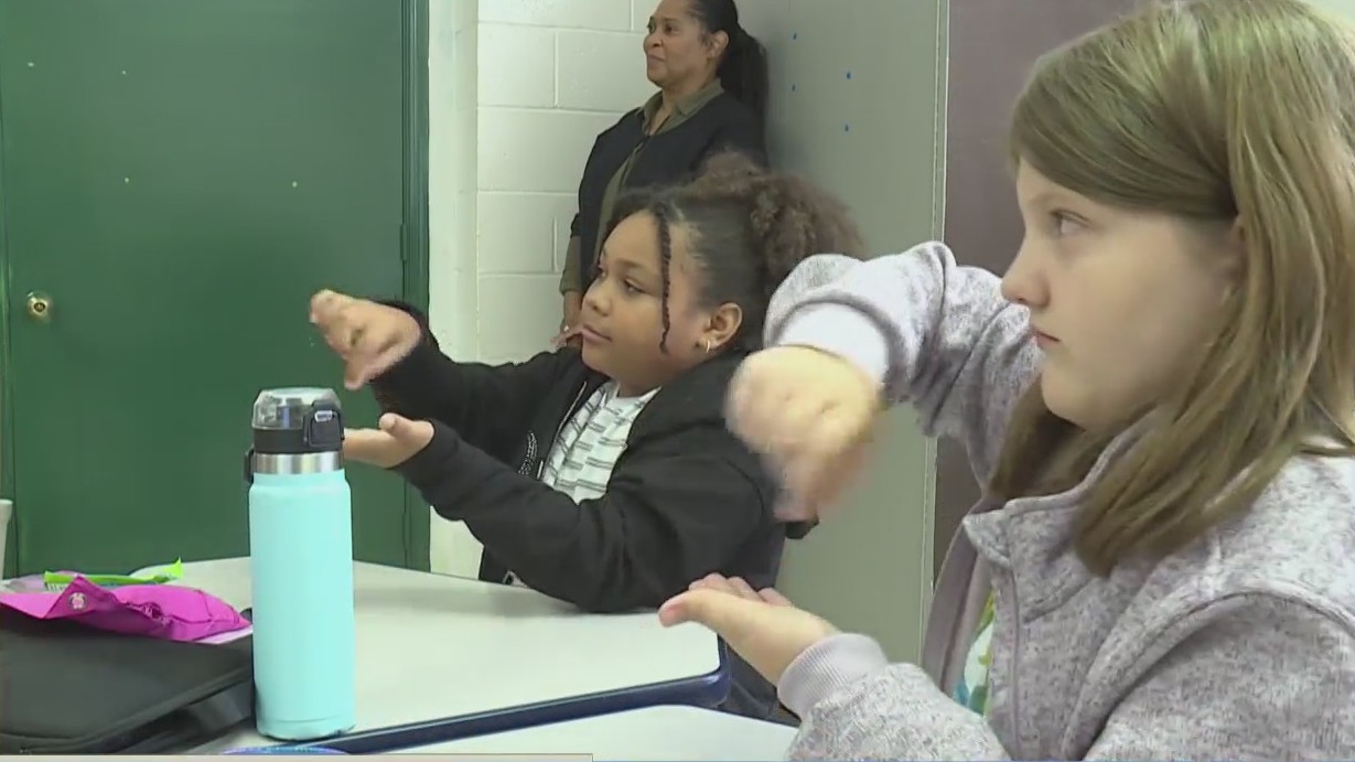 Teacher shows students the importance of sign language | Morning in ...