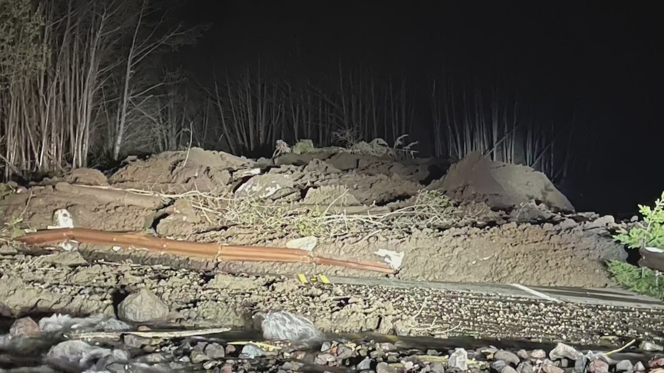 11 rescued by helicopter after SR-504 landslide strands them – KOIN.com