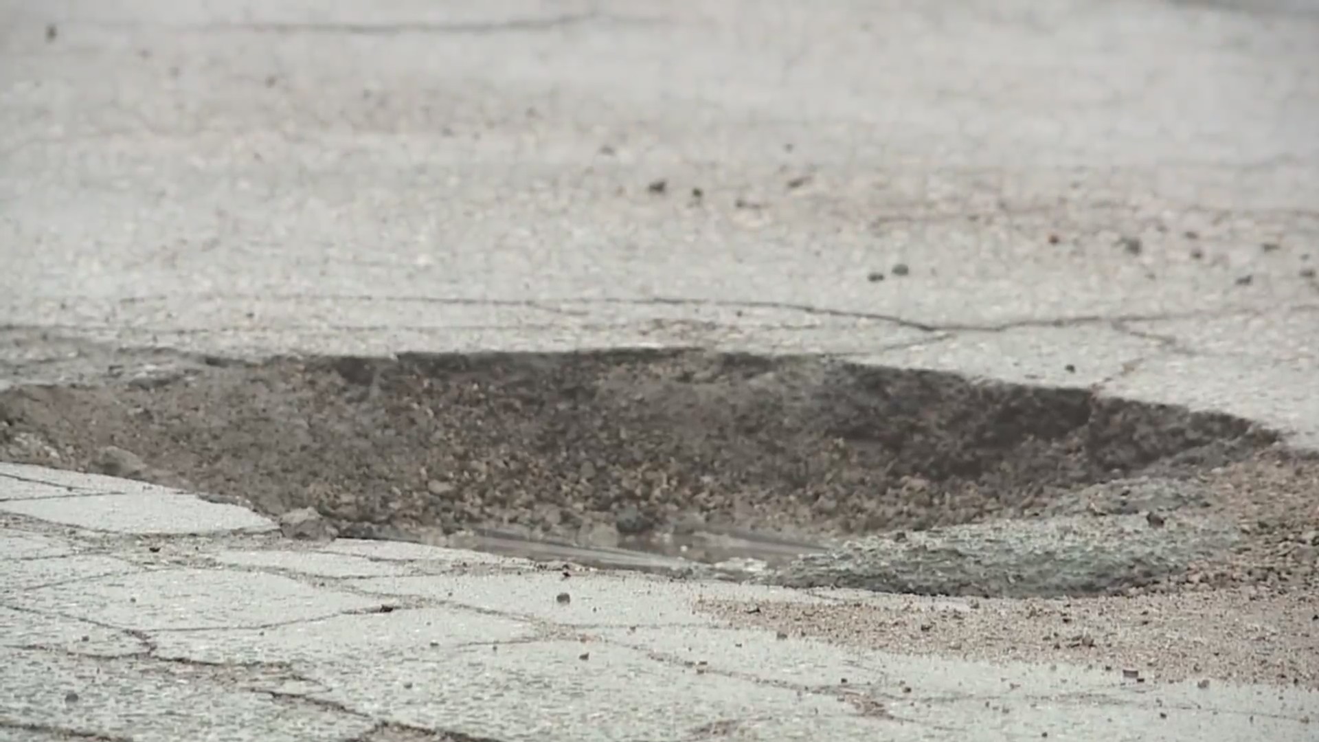 Giant pothole on I-435 flattens tires on at least a dozen vehicles ...