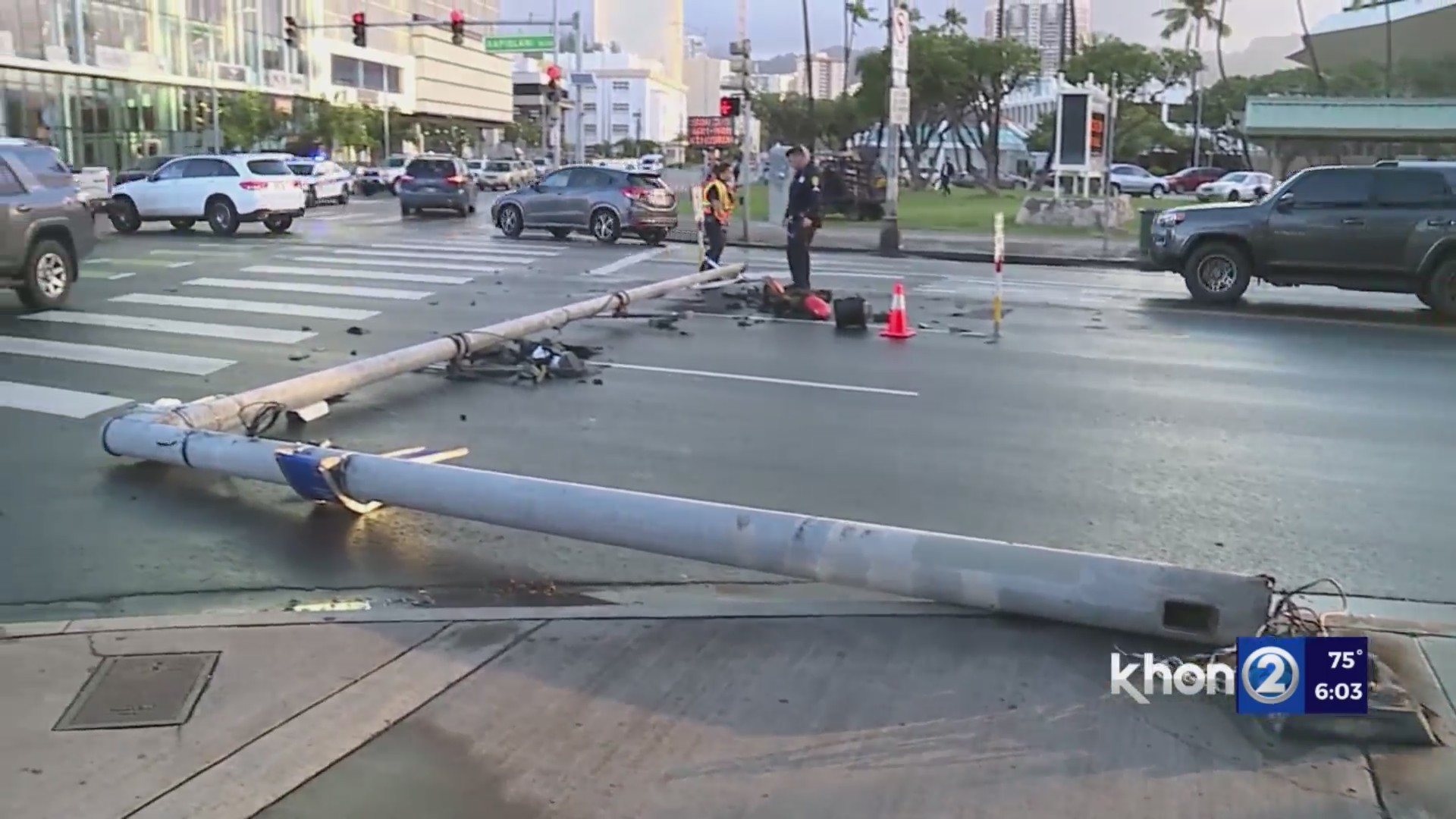 WATCH: Light pole falls just missing cars driving through – KHON2