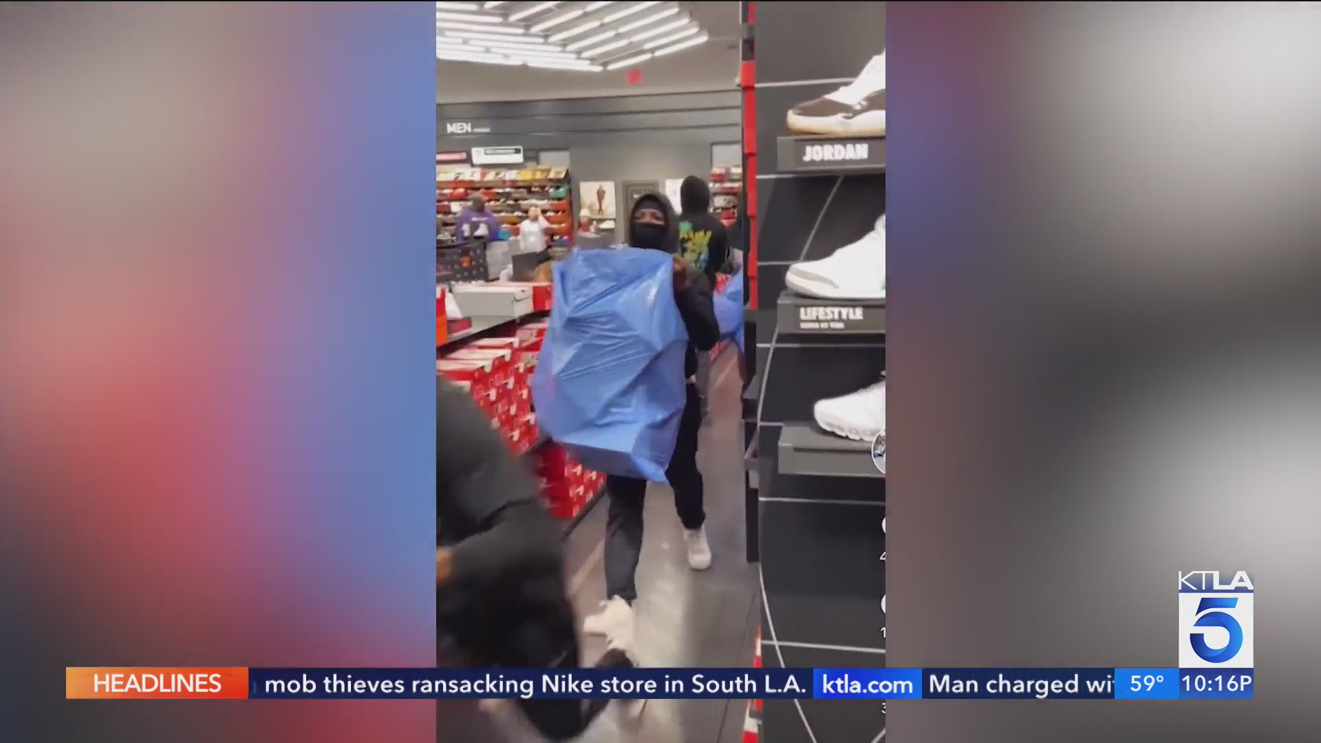 Flash-mob robbers hit Nike store in South L.A. – KTLA