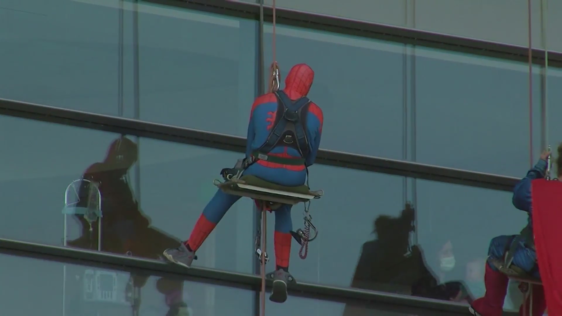 Good News For a Good Morning: Superhero Window Washers – WAVY.com