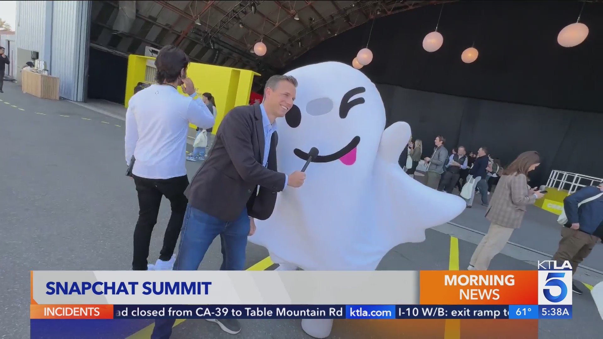 I tried on clothes virtually using Snapchat’s new AR mirrors – KTLA