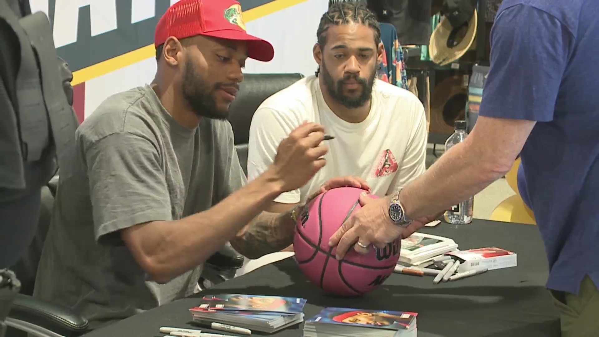NBA champion signs autographs – FOX31 Denver