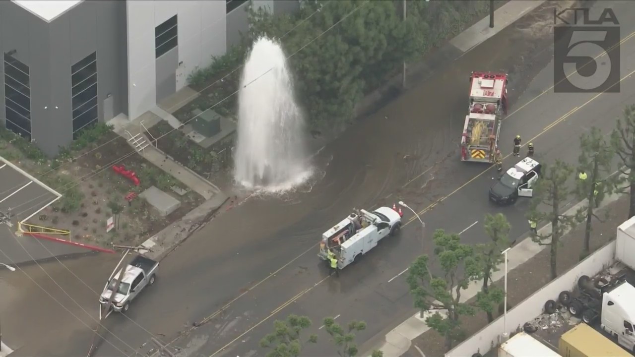 Water spews from sheared hydrant in City of Industry: Sky5 – KTLA