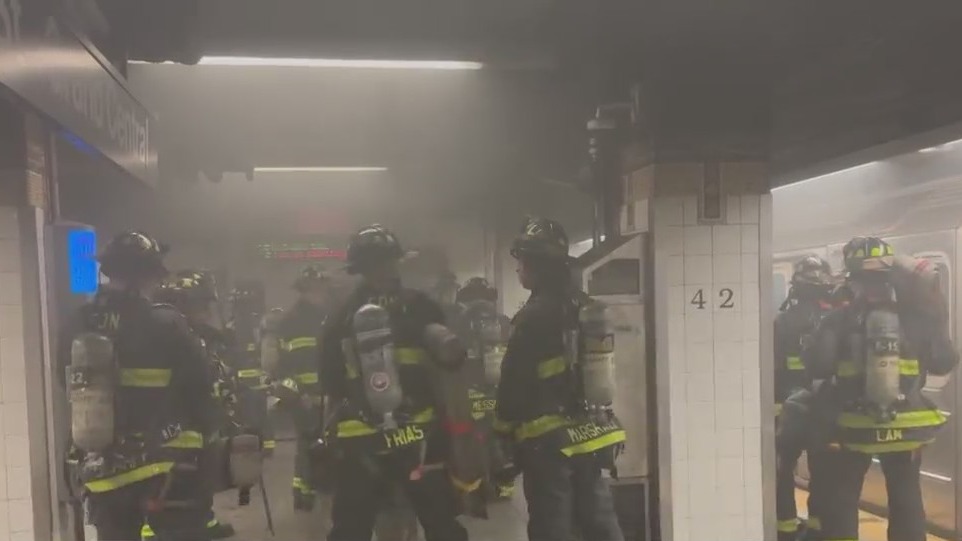 Grand Central track fire sparks major subway disruptions: FDNY – PIX11