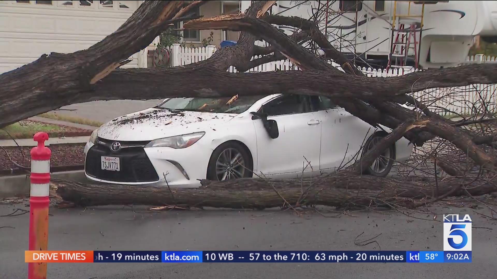 Downpours flood 405 Freeway, send tree crashing onto car – KTLA