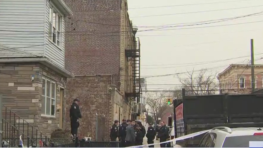 Cops Fatally Shot Man With Scissors In Qns Home Nypd Pix11