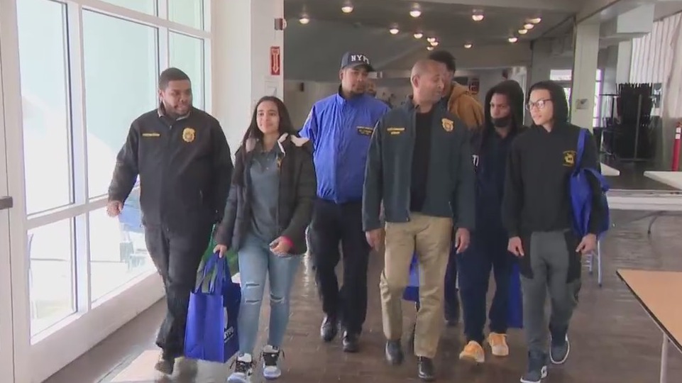 NYPD gives special campus tours to NYC public school students – PIX11