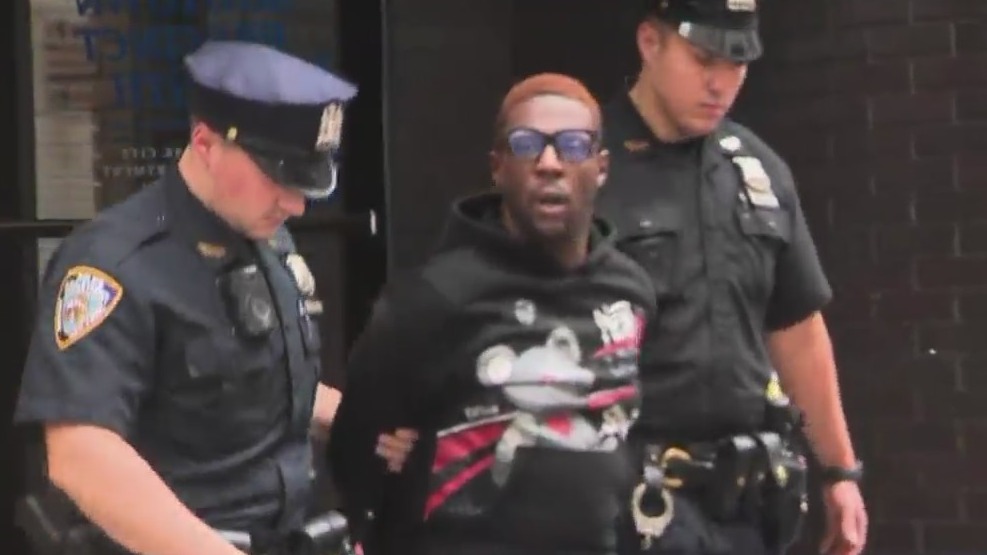 3 people injured in bottle attacks in Midtown: NYPD – PIX11