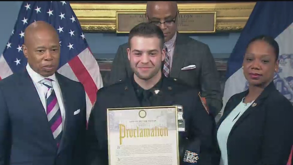 NYPD officers attacked NYE honored by Mayor Adams – PIX11
