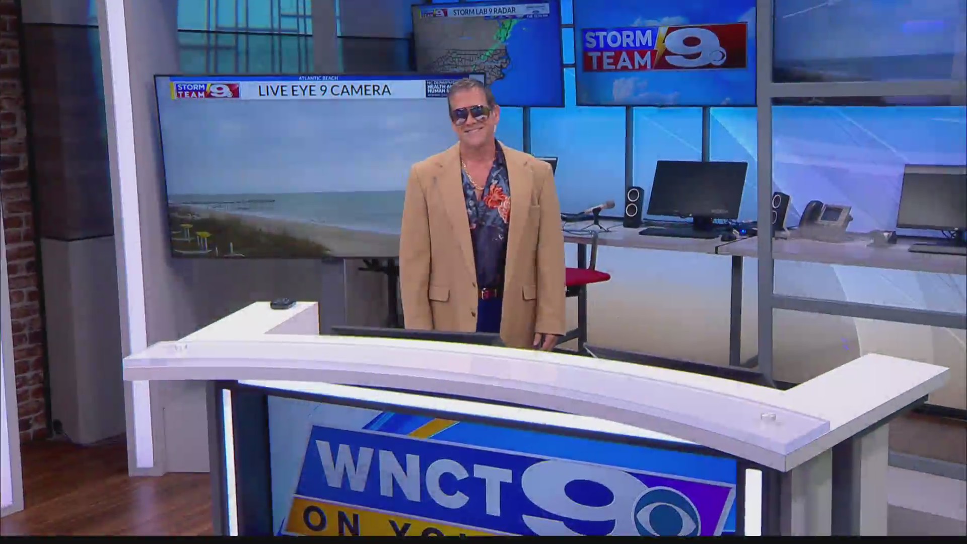 Meteorologist Rob Martin feelin’ like the 70s on Halloween – WNCT