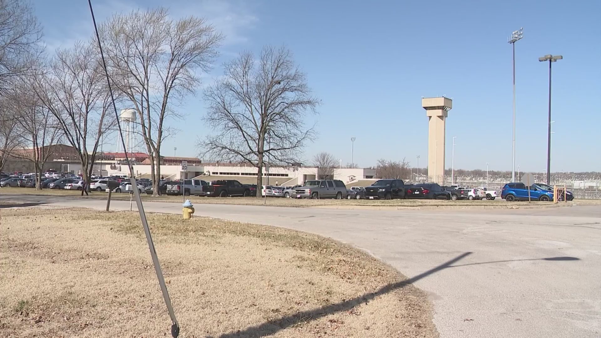 3 officers injured, multiple deaths occur at Lansing Correctional ...