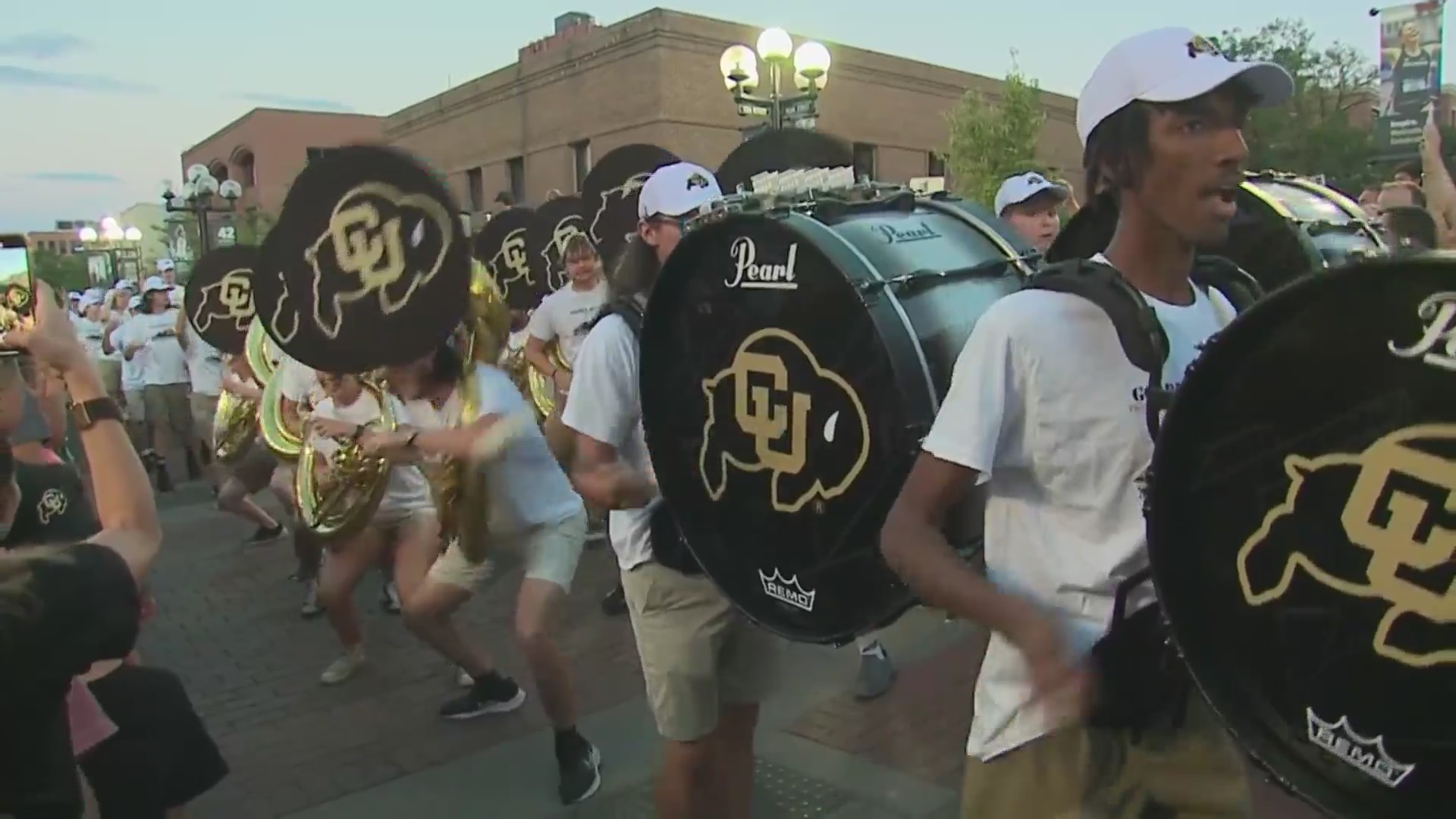 Hyped Buffs fans parade for the Pearl Street Stampede – FOX31 Denver