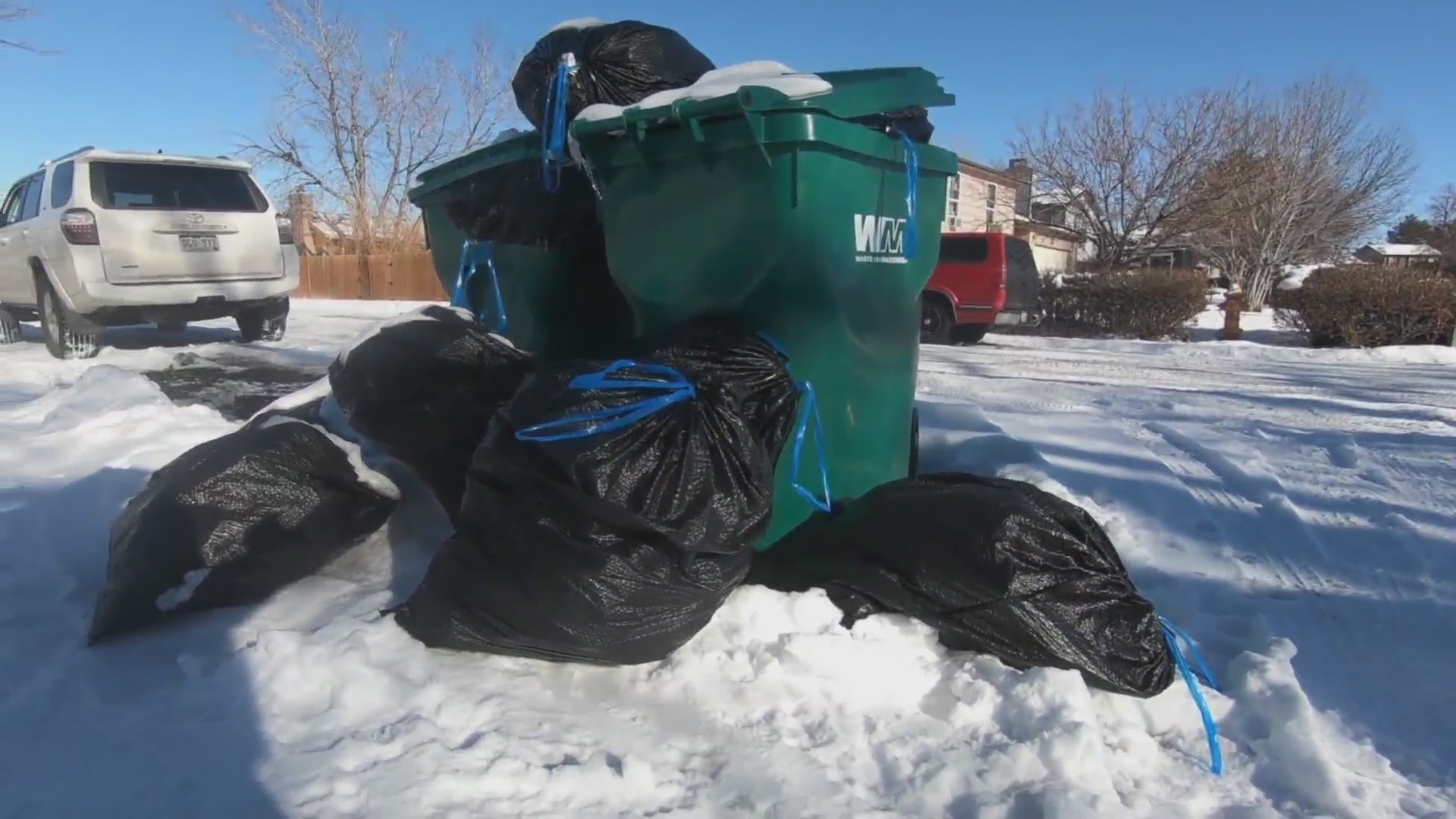 Trash piling up in Aurora neighborhood – FOX31 Denver