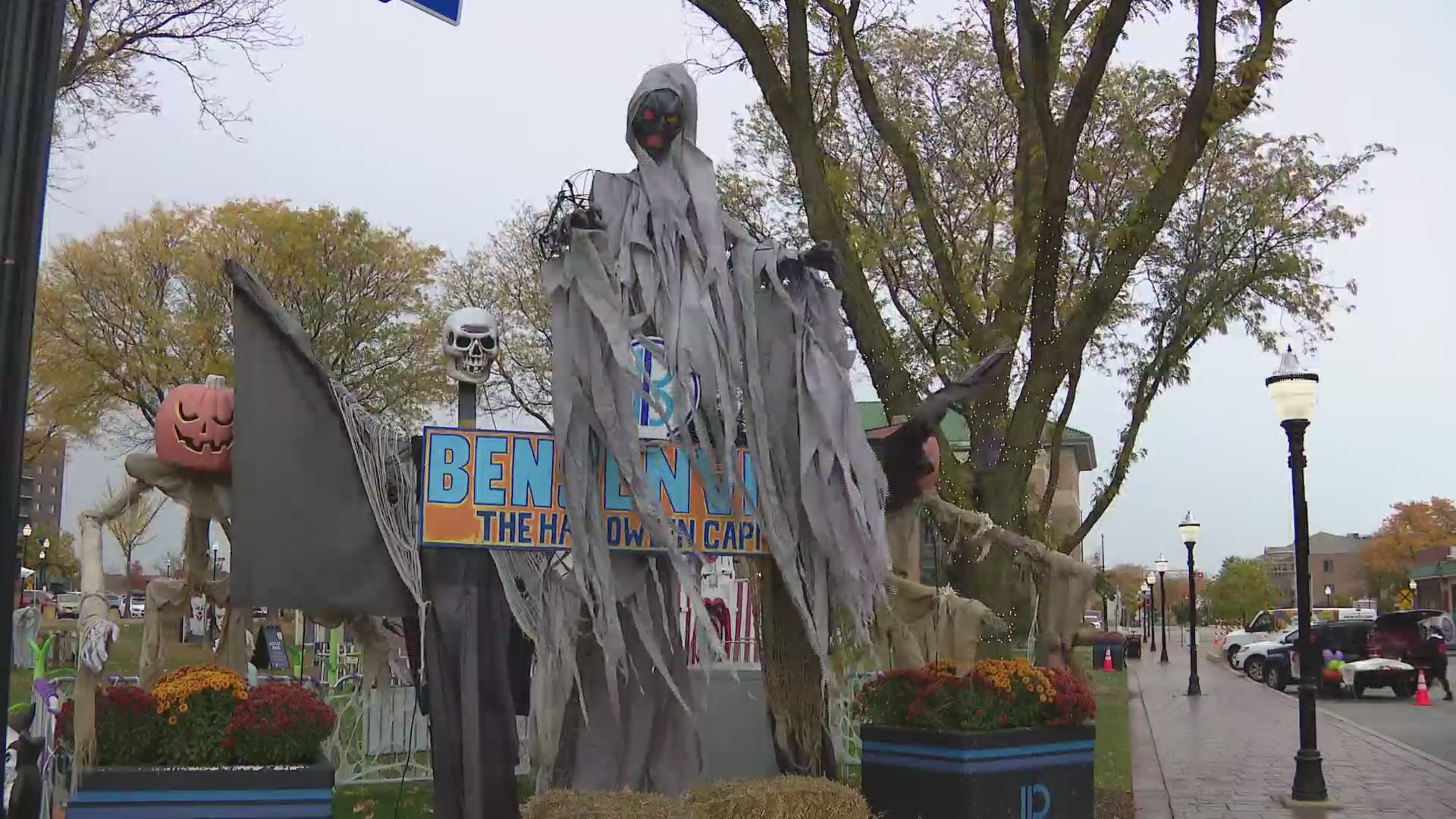Bensenville continues with Halloween celebration amid snowfall – WGN-TV